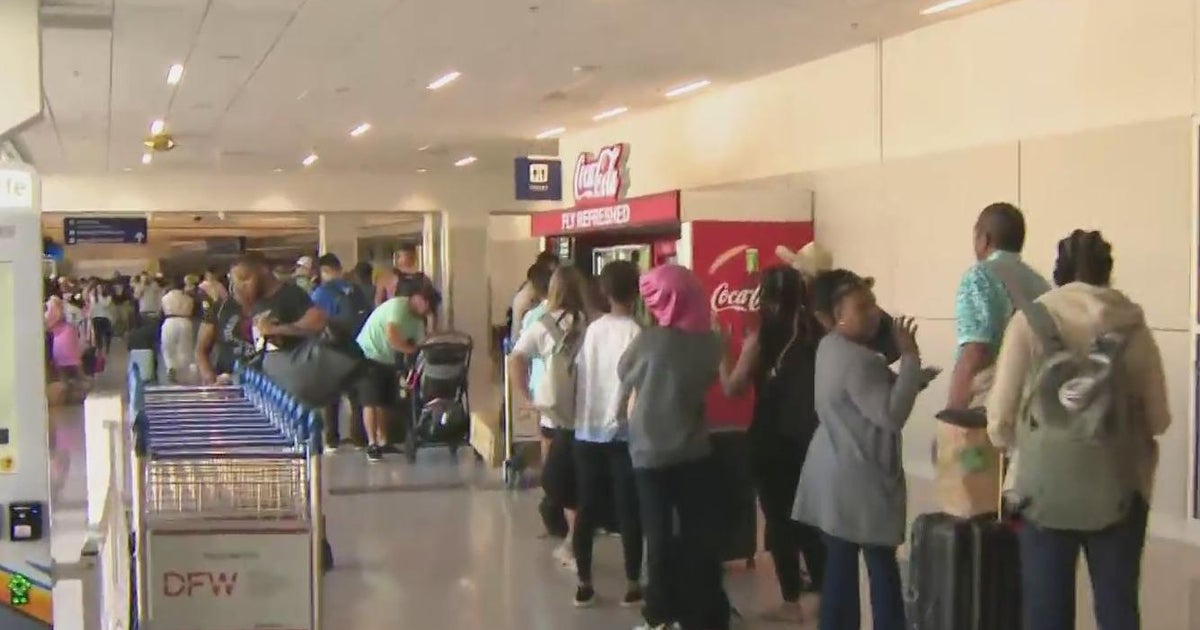 Travelers wait in long lines at Dallas Fort Worth International Airport ...