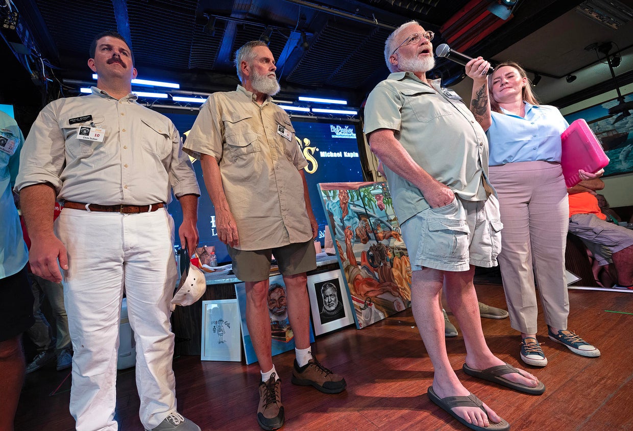 Hemingway hopefuls compete for look-alike title in Key West - CBS Miami