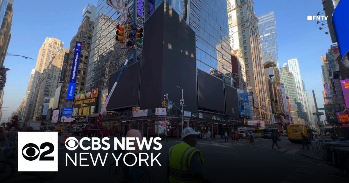Times Square billboards go dark in Microsoft outage - CBS New York