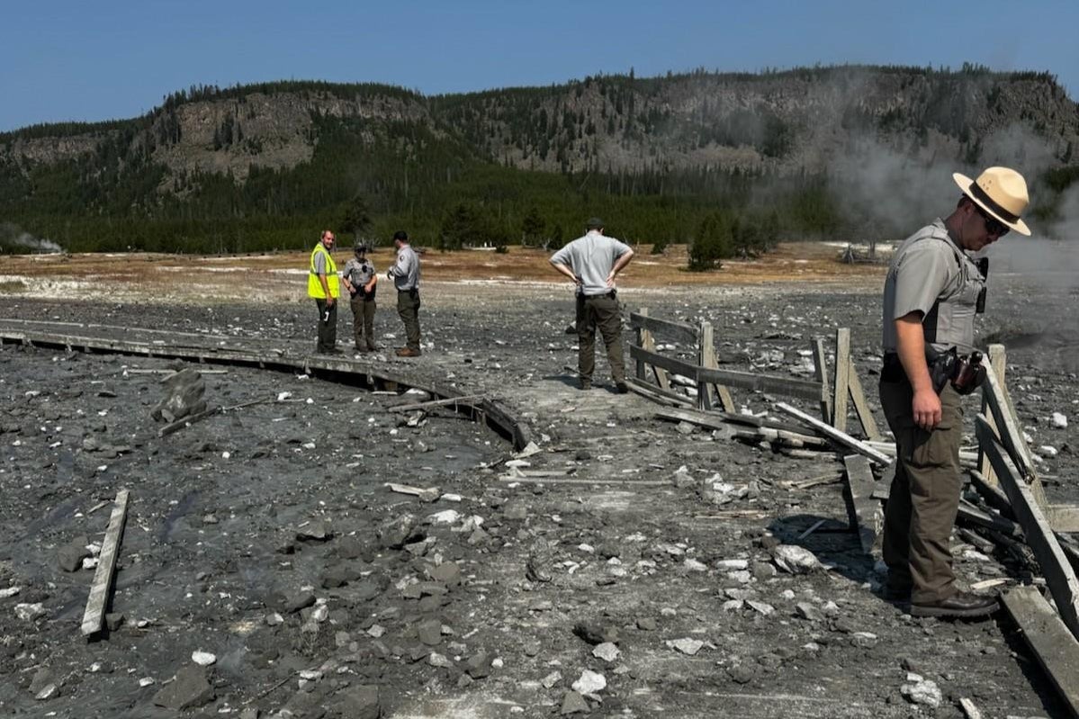 Hydrothermal explosion at Yellowstone National Park's Biscuit Basin ...