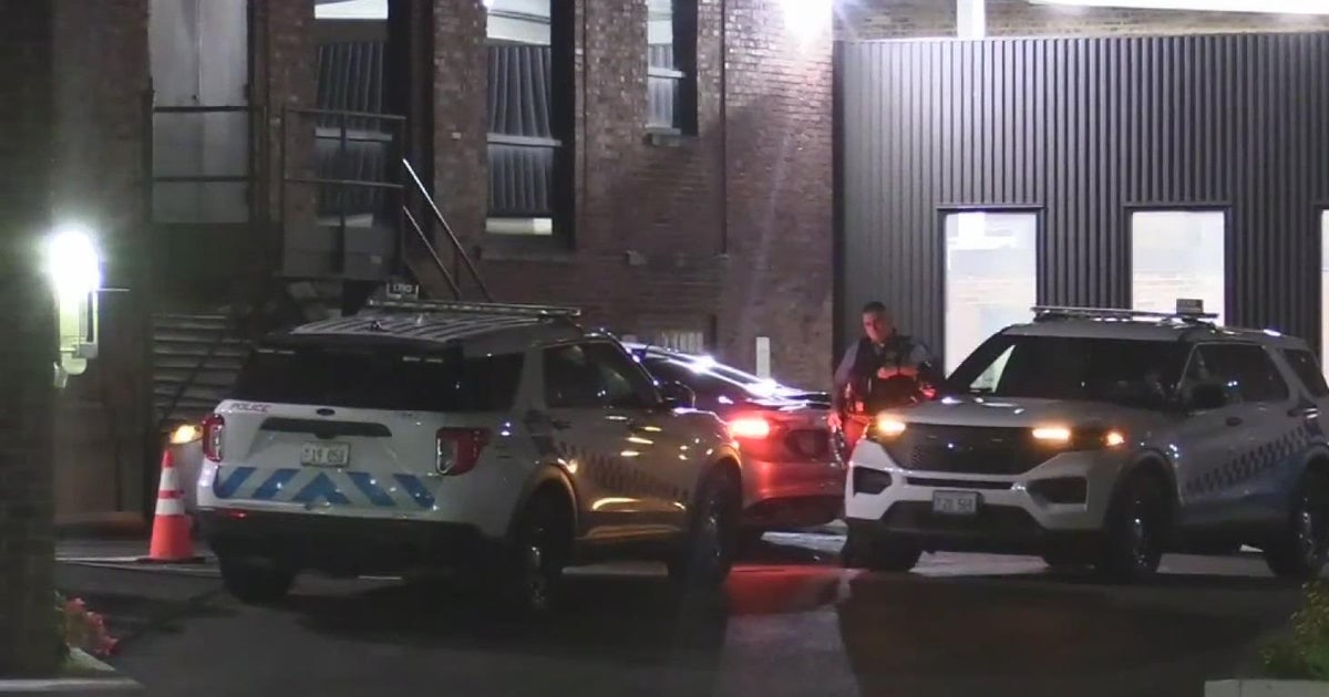 Woman, 19, shot while driving on Chicago's Northwest Side - CBS Chicago