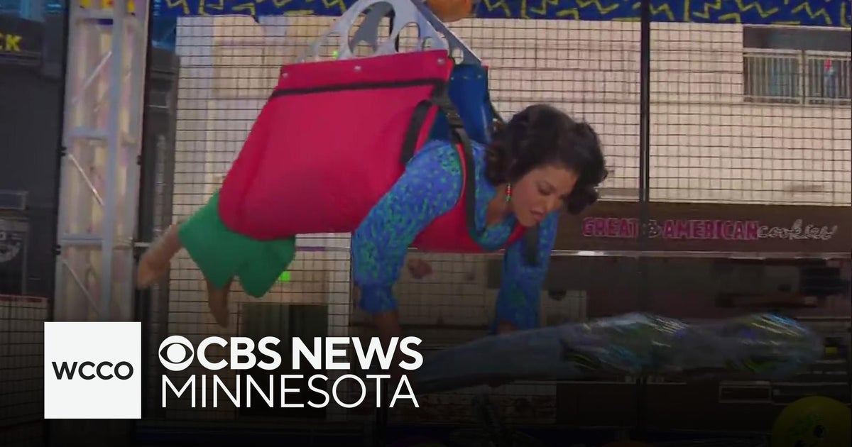 Play the Human Crane game at Mall of America - CBS Minnesota