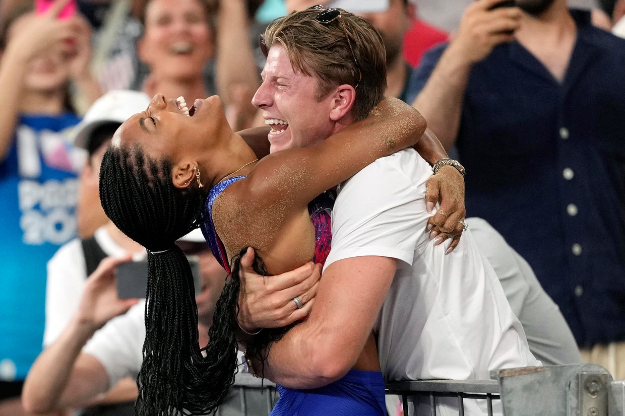 Hunter Woodhall wins gold at Paralympics in men's 400m final weeks ...