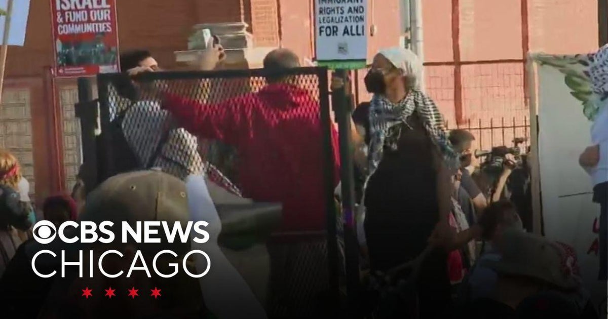 Tension builds near DNC as protesters breach security fence - CBS Chicago
