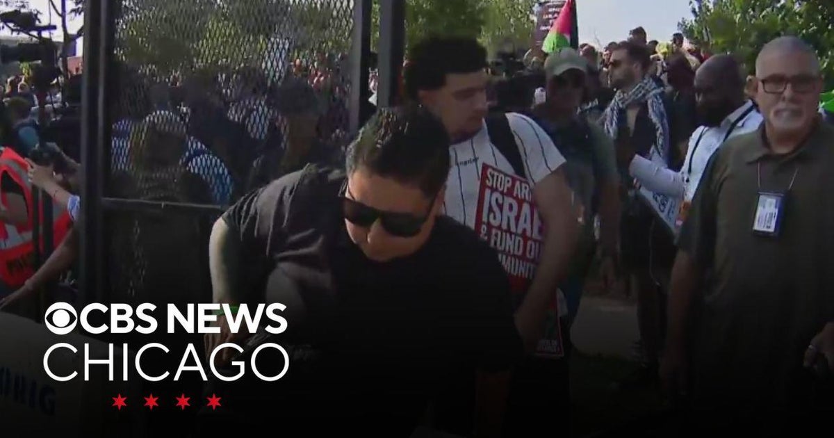 Protesters breach security fence at DNC - CBS Chicago