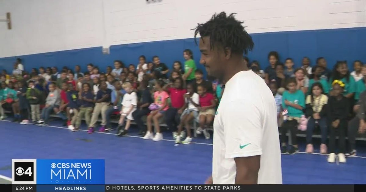 Dolphins star Jaylen Waddle inspires kids to save and smile - CBS Miami