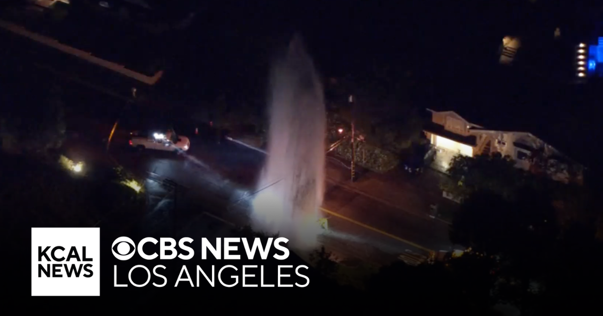 Sheared fire hydrant shoots water dozens of feet into the air in Encino ...