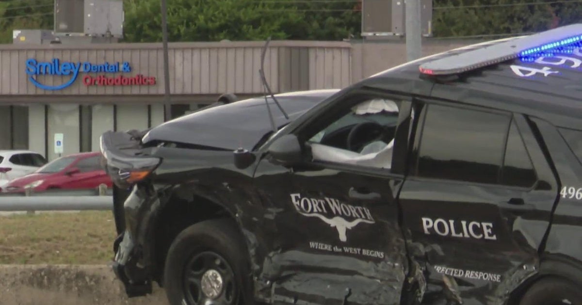 Crash near East Loop 820 injures 5, including Fort Worth officer - CBS ...