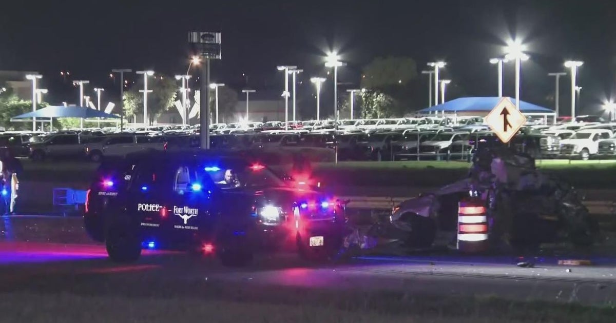 Deadly crash prompts closure on Loop 820 in Fort Worth - CBS Texas