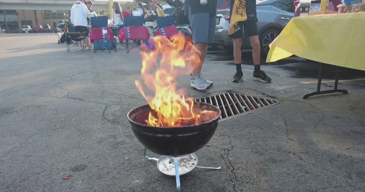 Steelers fans celebrate team's first home game with tailgating ...