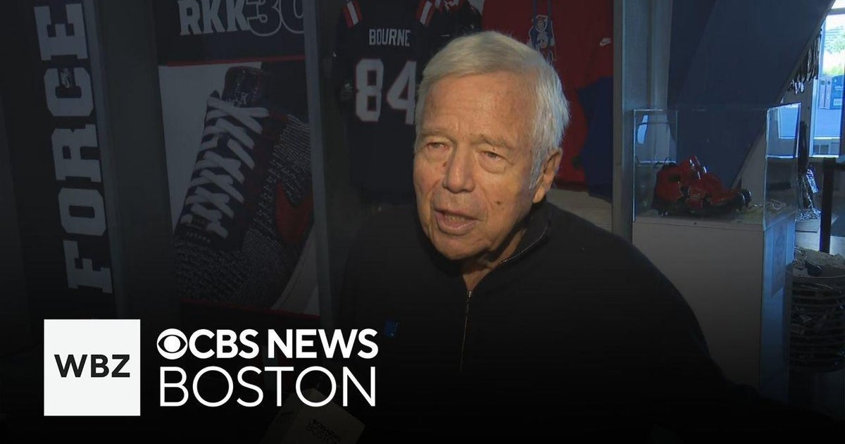 Patriots owner Robert Kraft doesn't discuss team's struggles after ...