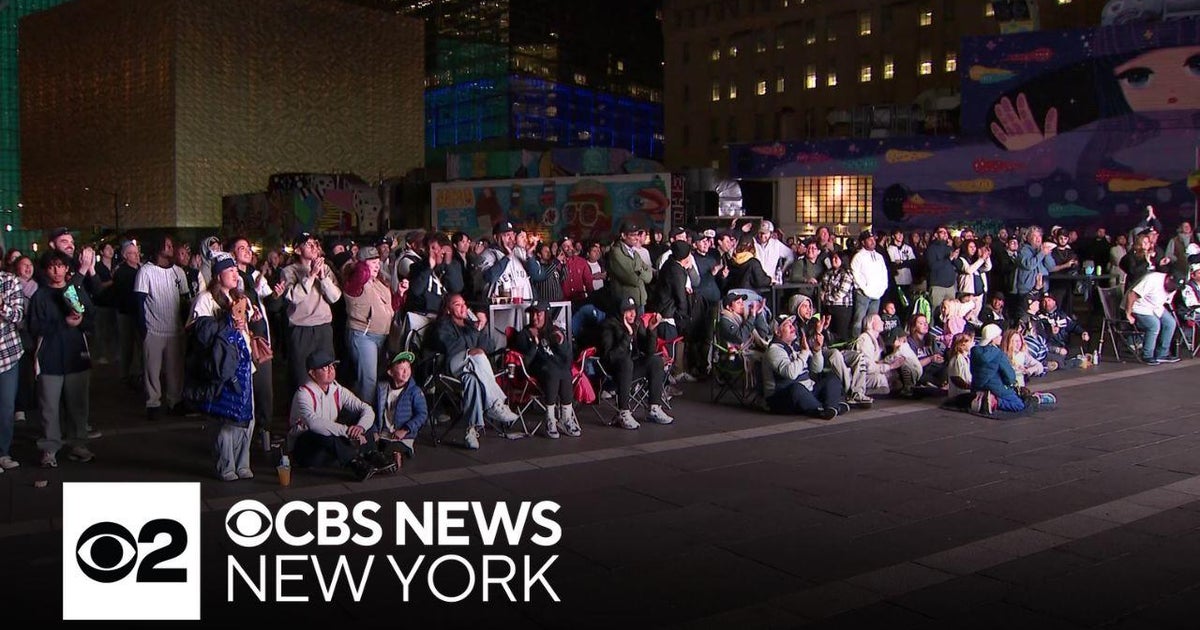 Excited Yankees fans gather for World Series Game 1 watch party - CBS ...