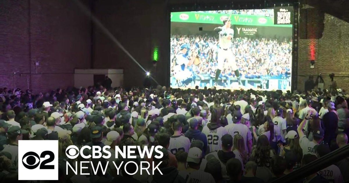 Hopeful Yankees fan pack Billy's Bar for World Series Game 2 watch ...