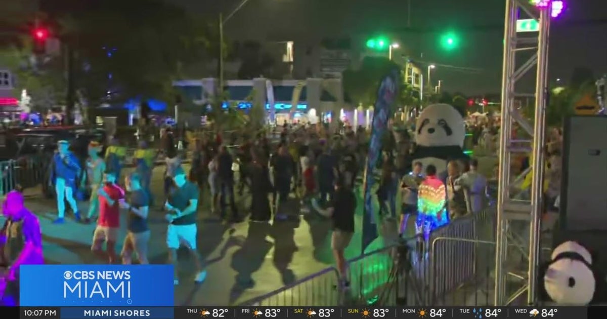 Hundreds celebrate Halloween at Wicked Manors in Broward County - CBS Miami