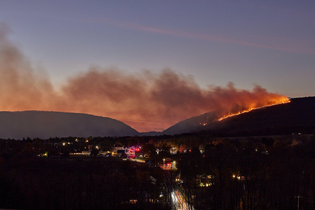 Wildfire burns on Blue Mountain in Northampton County, Pennsylvania ...