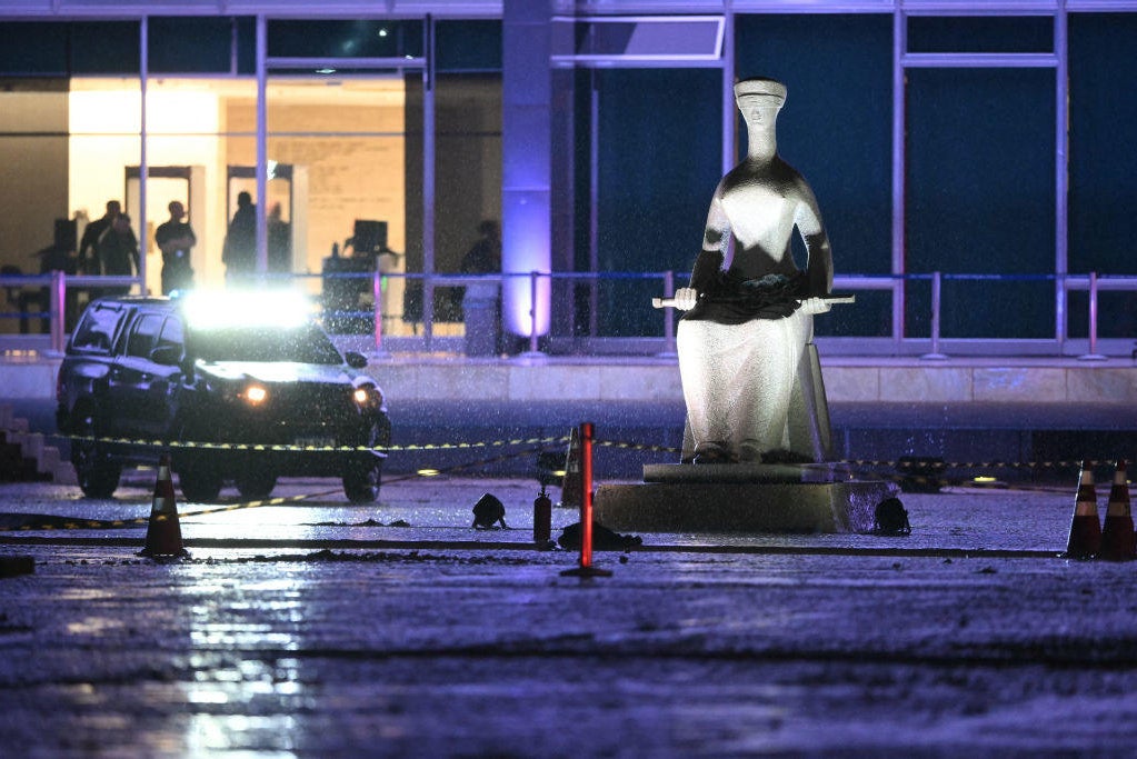 Man kills self in explosions outside Brazil's Supreme Court - CBS News