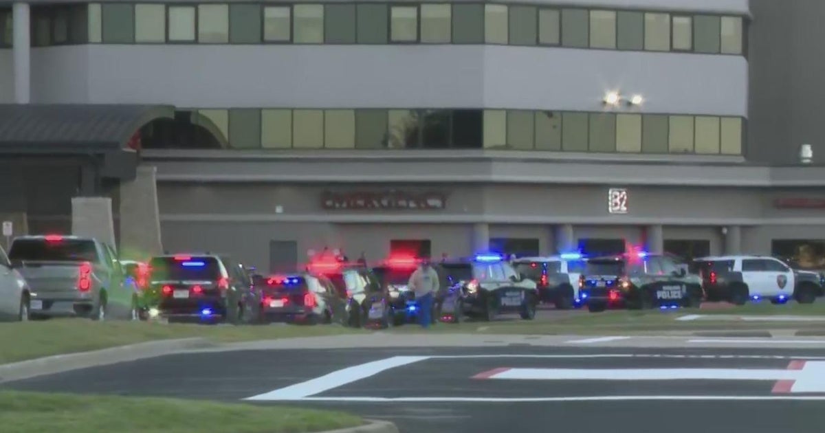 Greenville police officer dies after foot chase, shooting - CBS Texas