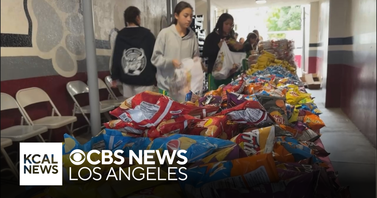 Opposing high school basketball players team up to help the homeless in ...