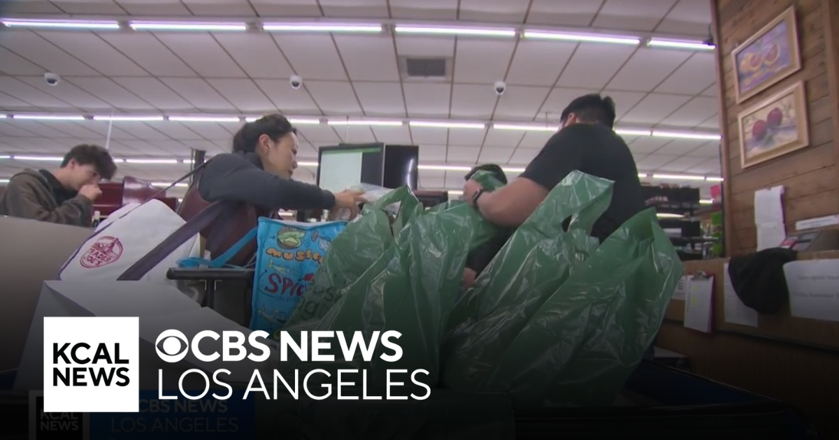 Last minute shoppers make final dash for groceries with hours until ...