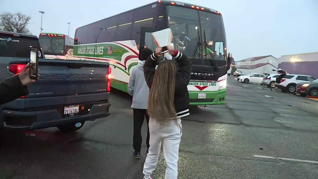 Grant Union High School football team takes off for state championships ...