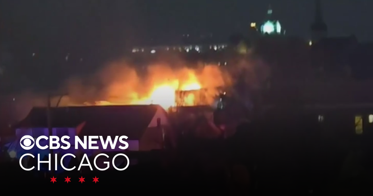 House catches fire in Chicago's Bridgeport neighborhood - CBS Chicago