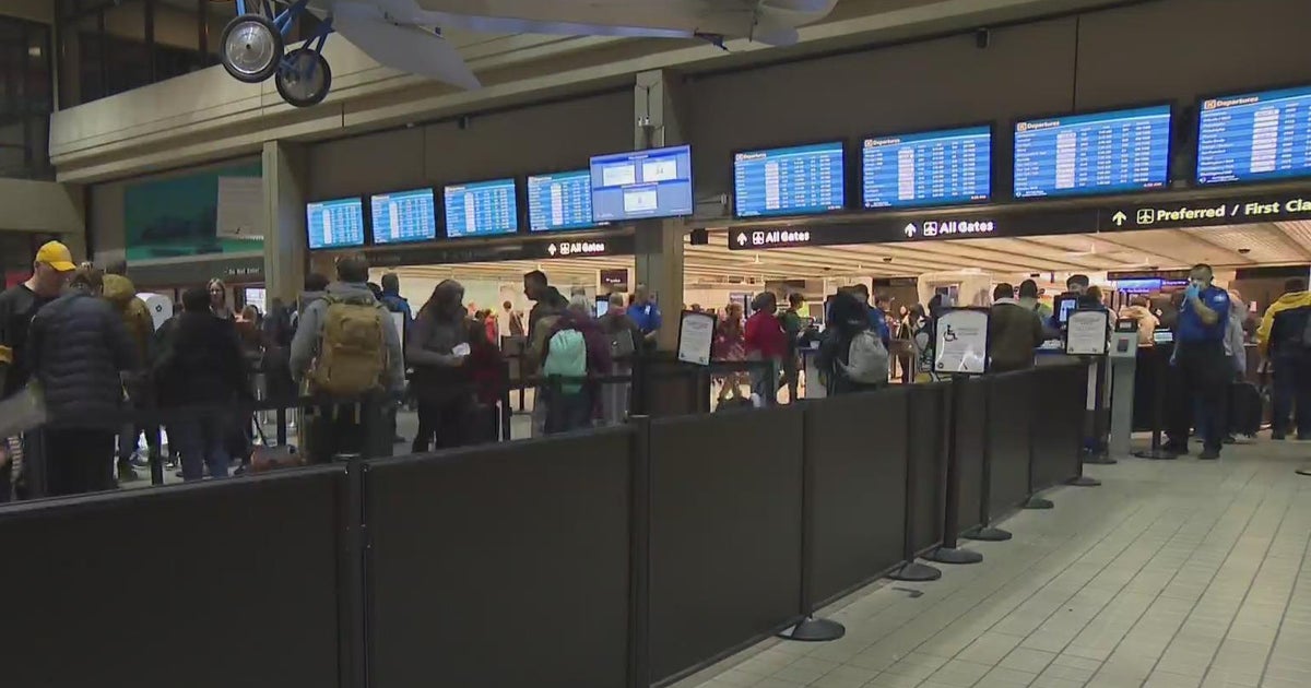 Holiday travel rush ramps up at Pittsburgh International Airport - CBS ...