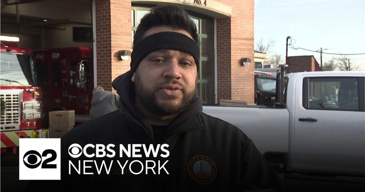 Edison Mayor gives update on water main break repairs - CBS New York