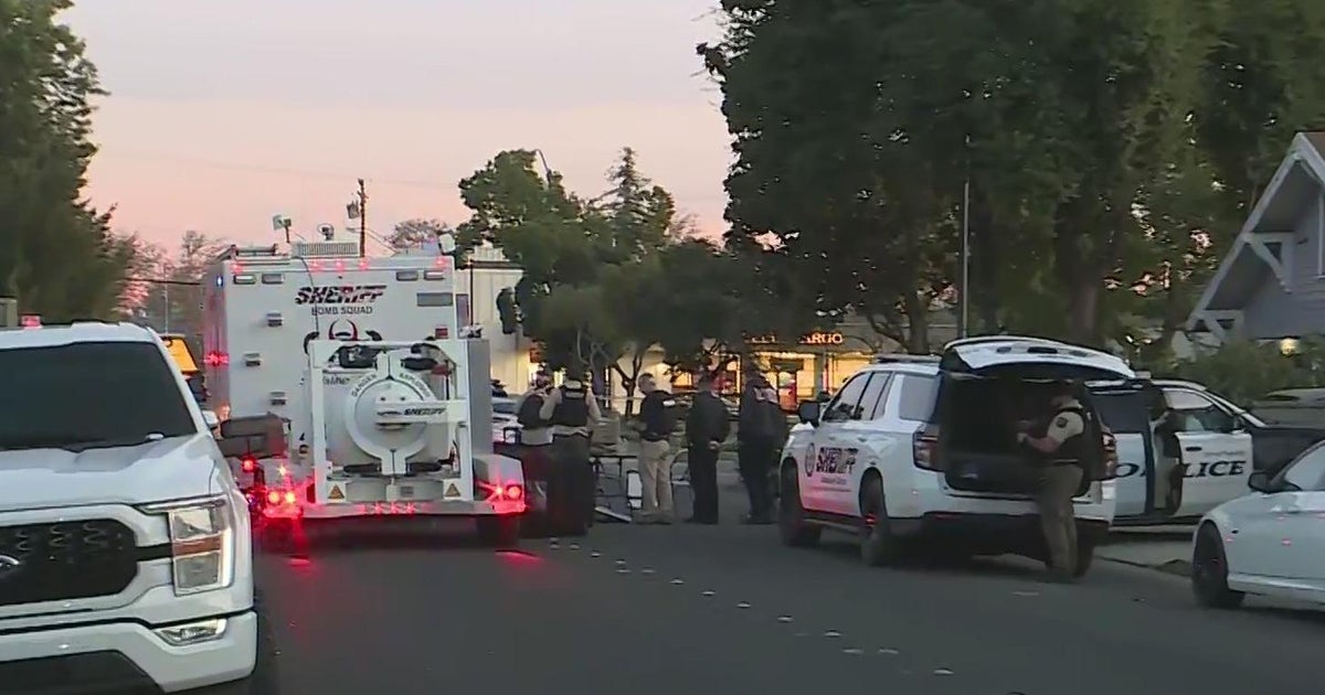 Bomb squad investigates suspicious device in Turlock bank - CBS Sacramento