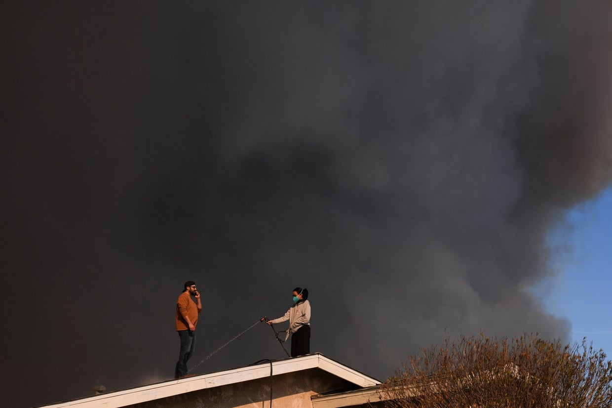 California firefighters make progress on Hughes Fire in Castaic; maps ...