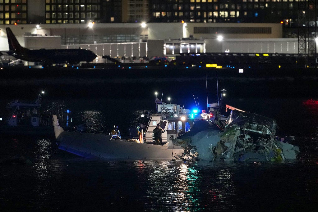 Search for victims in D.C. plane crash continues in Potomac River