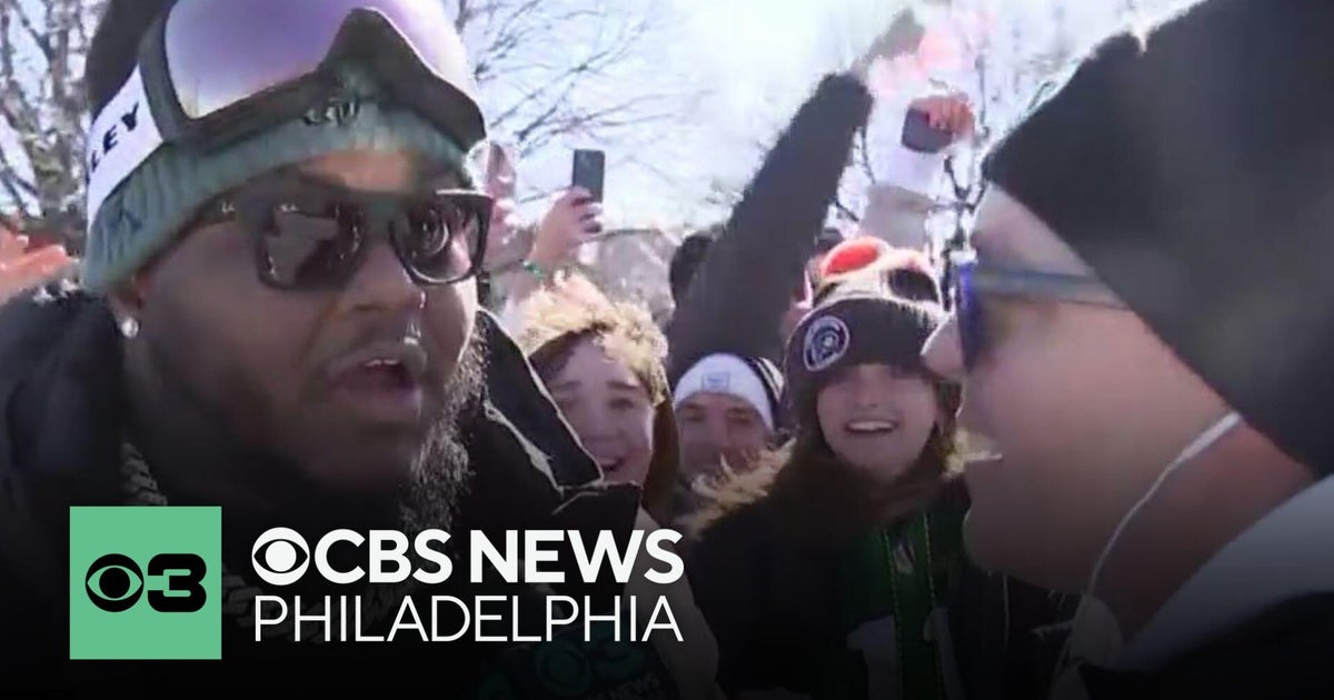 Philadelphia Eagles Milton Williams, Jalen Carter hop off bus to greet ...