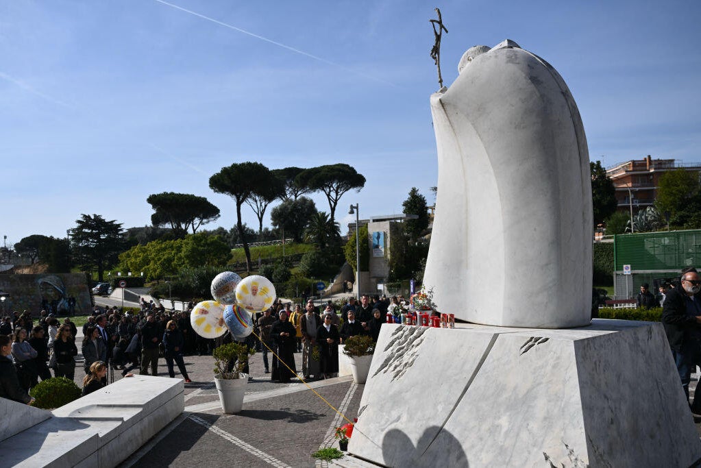 Pope Francis asks for prayers as he remains in critical condition with ...