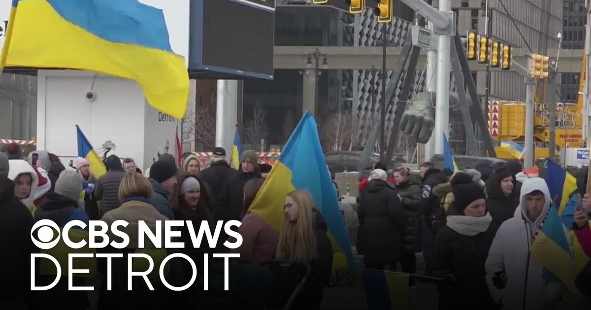 Hundreds show support for Ukraine in downtown Detroit rally - CBS Detroit