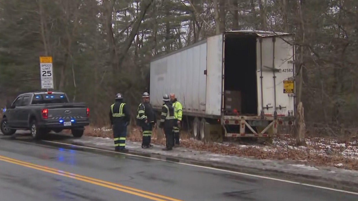 Tractor-trailer driver escapes police after I-95 chase, crash in ...