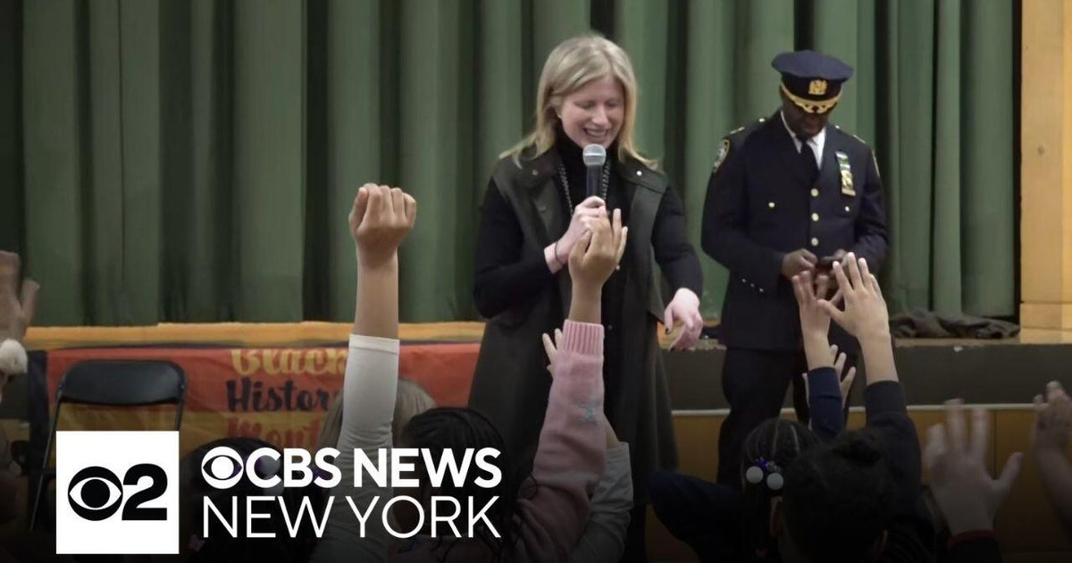 NYPD commissioner answers kids' questions in Harlem - CBS New York