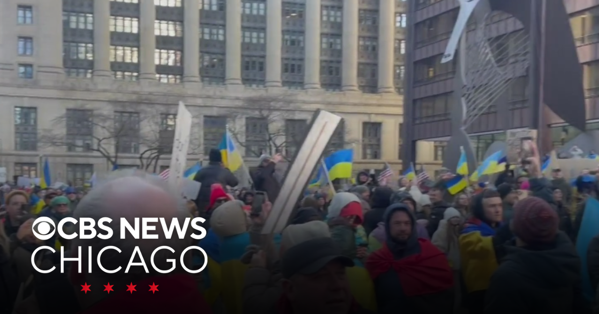 Pro-Ukraine protest brings more than 1,000 to downtown Chicago - CBS ...