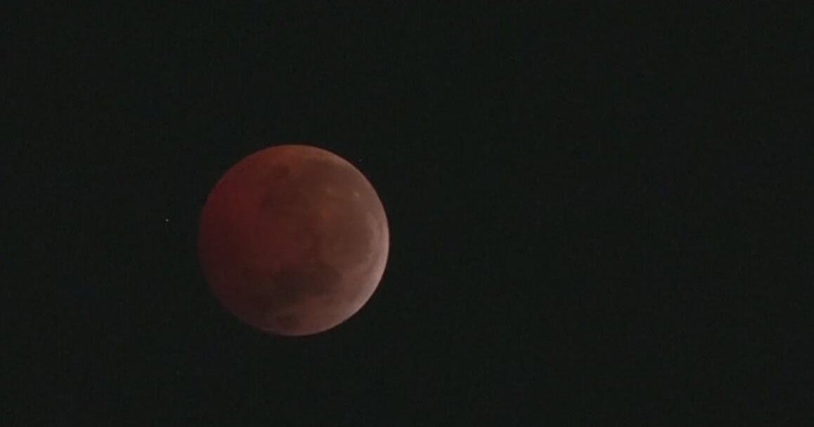 Total lunar eclipse seen overnight across North Texas - CBS Texas