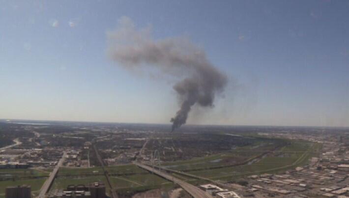 Recycling facility fire sends dark smoke plume into Dallas sky - CBS Texas