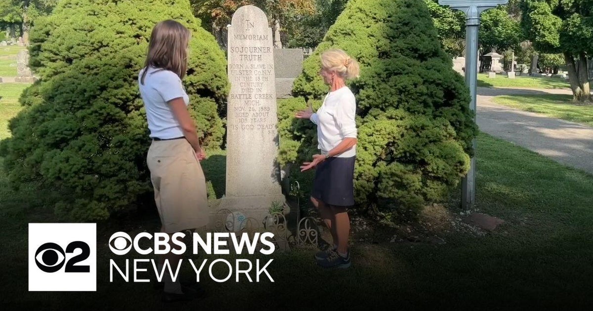 CBS News New York's Jennifer and Elle McLogan honor the legacy of ...