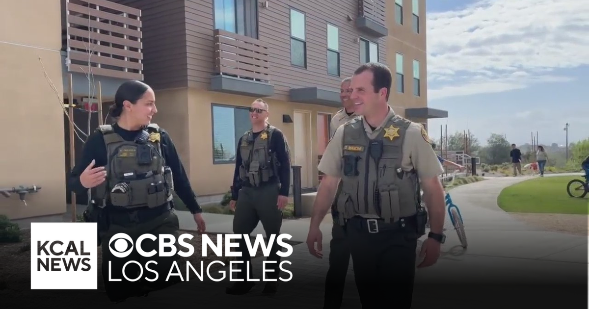 Ventura County deputy helps unhoused family find a new home - CBS Los ...