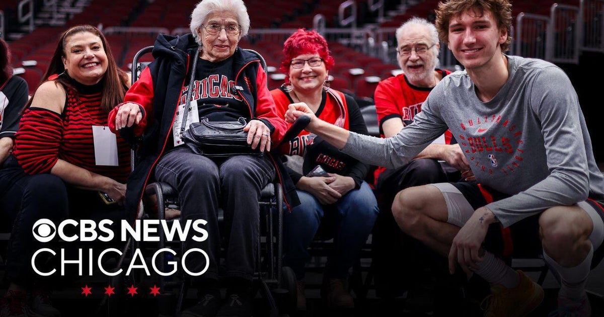 Woman attends first Chicago Bulls game at 95 years old - CBS Chicago