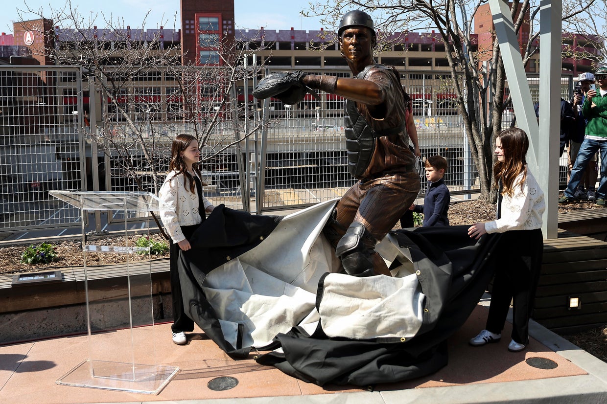Minnesota Twins unveil bronze statue of Hall of Fame catcher Joe Mauer ...