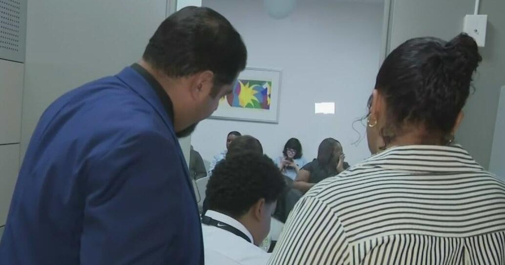 Broward takes steps to ban DMV appointment scalpers - CBS Miami