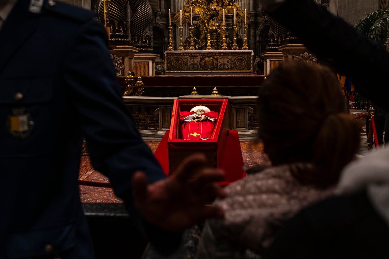 Pope lying in state draws tens of thousands to St. Peter's Basilica at ...