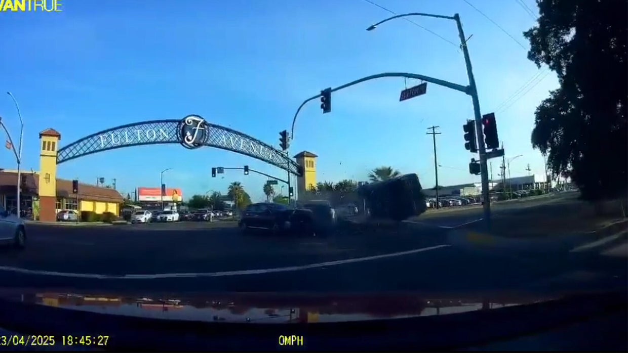 Dash cam video captures Sacramento red light runner crashing into 2 ...
