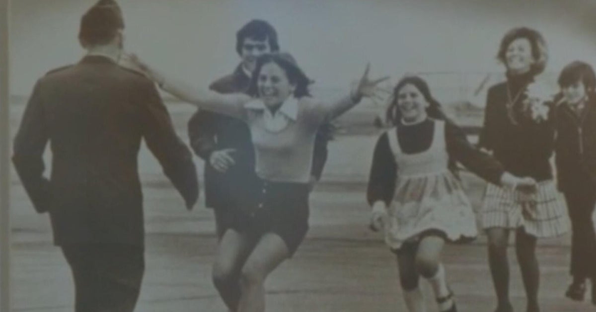 Remembering an iconic photo of a soldier returning home from Vietnam ...