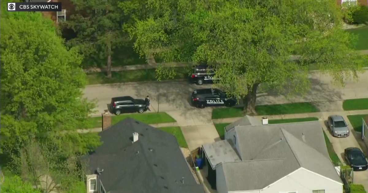 Home invaders rob owner at gunpoint in Oak Lawn, Illinois - CBS Chicago