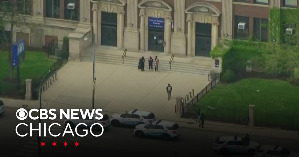 Boy 14 Shot Outside High School In Chicago S Bronzeville Neighborhood