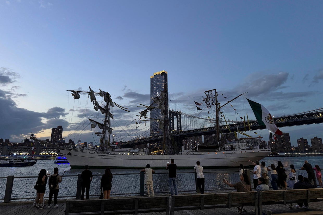 Brooklyn Bridge hit by Mexican navy training ship, 2 dead, 19 injured ...