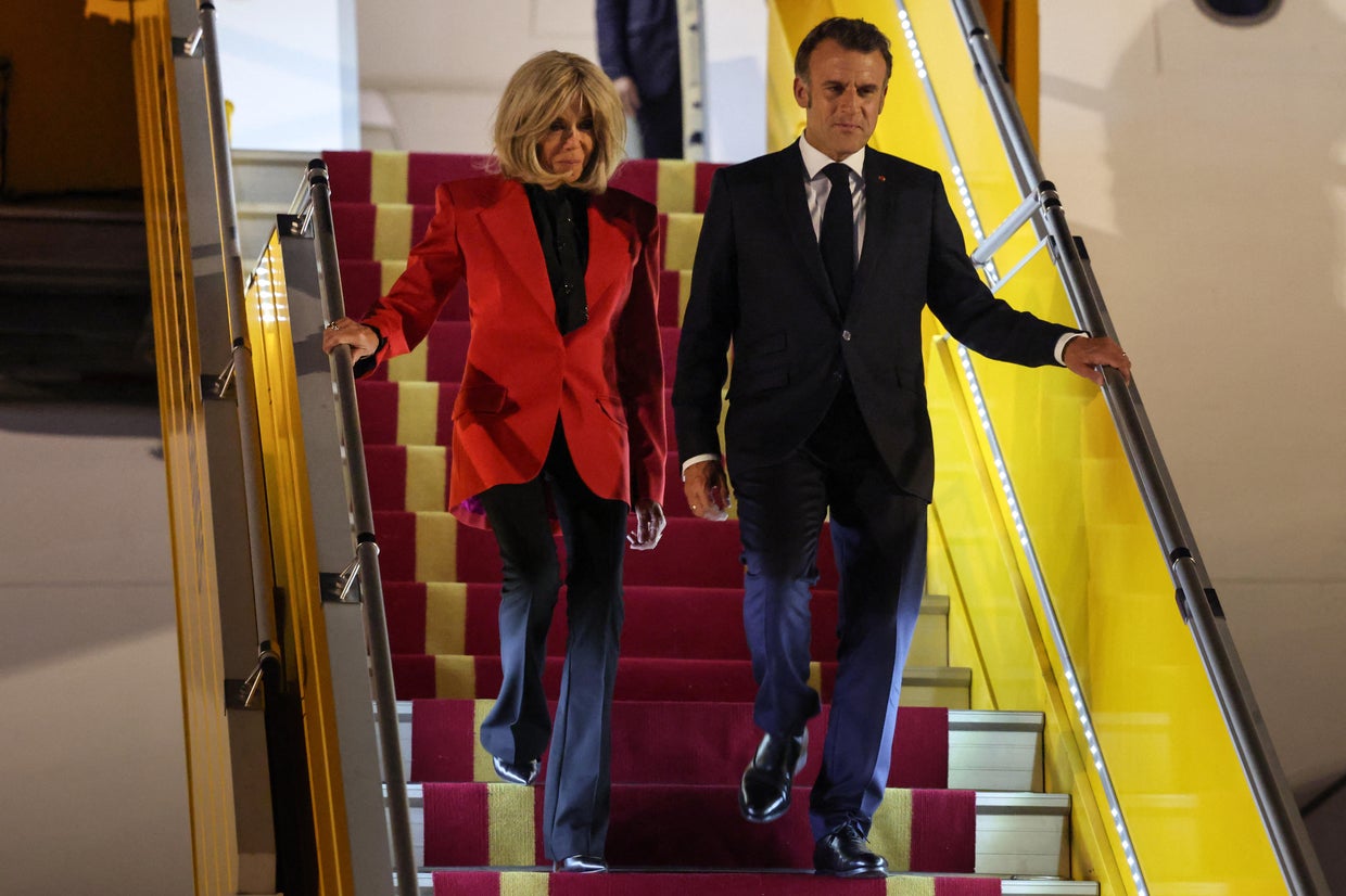 Brigitte Macron seems to push away husband and French President ...
